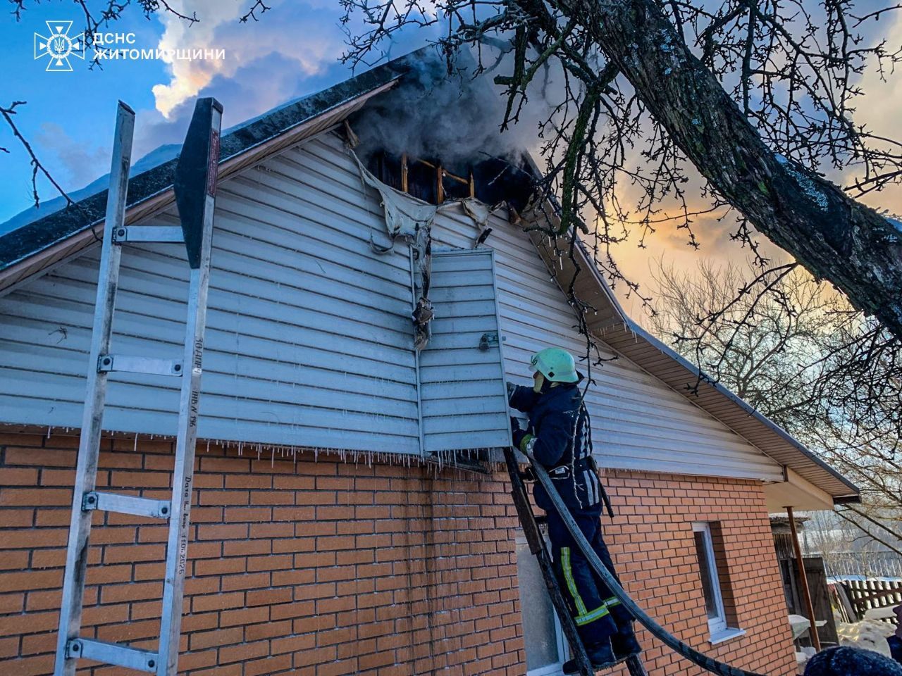 8 рятувальників гасили пожежу в с. Луки Коростенського району - 20 ...